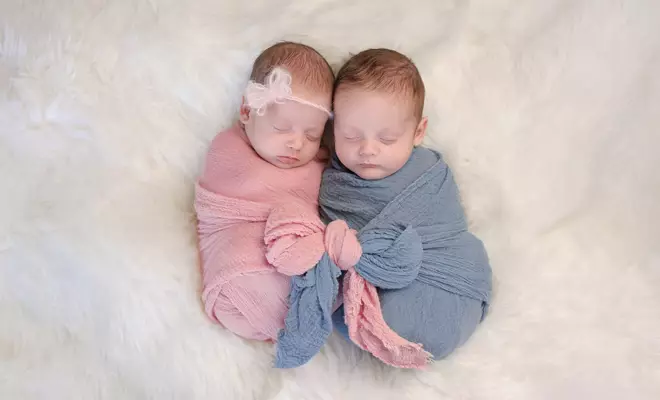 जुळ्या मुलांच्या जन्माचे स्वप्न पाहणे: दुहेरी भ्रम