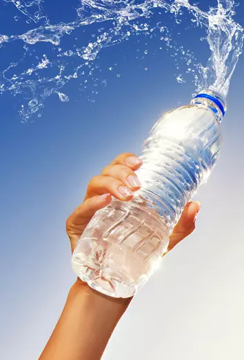 Ko nozīmē sapņot par ūdens pudelēm