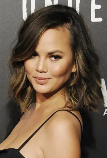 Amboary ny volo fohy amin'ny onja a la Chrissy Teigen