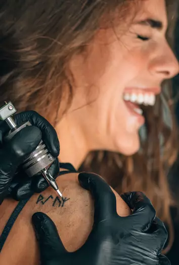 Ideje, kako narediti majhno tetovažo na rami