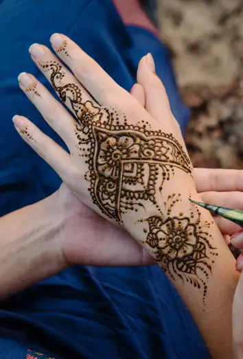 Henna dan tato untuk dihapus