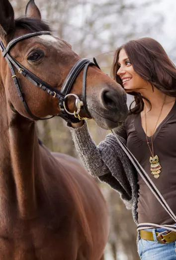 Horoskop Cina dan kompatibilitas tanda: wanita Kuda jatuh cinta