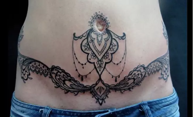 Kotsi ea ho etsa tattoo holim'a mole kapa lebali