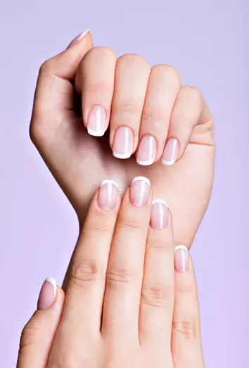 Ang mga kalainan tali sa usa ka permanente nga manicure ug usa ka normal nga polish sa lansang