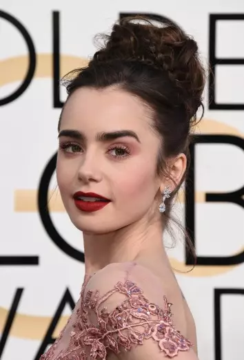 Zlaté glóby 2017: Copy Lily Collins' vysoký copánkový drdol