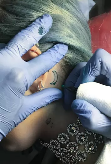 5 ramanên tattooê yên ecêb û xweşik ên ji bo pişt guh