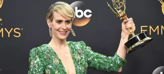 Itumọ ati itumọ awọn tatuu Sarah Paulson