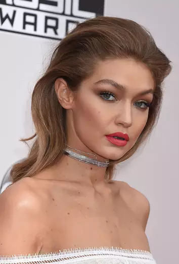 Solekan Gigi Hadid untuk bersinar