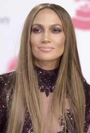 Buhata pag-usab ang burgundy eye makeup ni JLo matag lakang