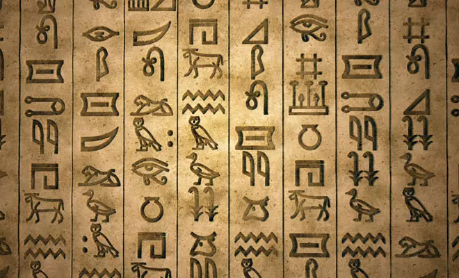 Maxay ka dhigan tahay inaad ku riyooto hieroglyph?