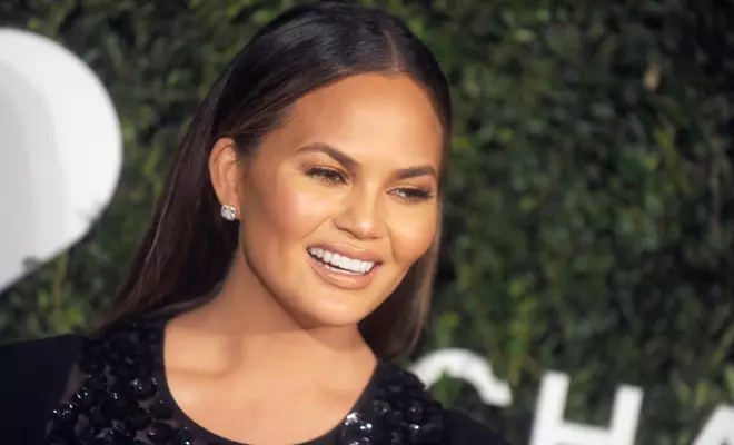 Chrissy Teigen's golden makeup