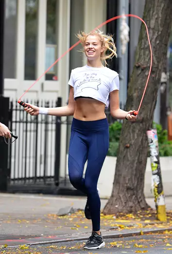 Hailey Clauson, sempurna dengan latihan tali