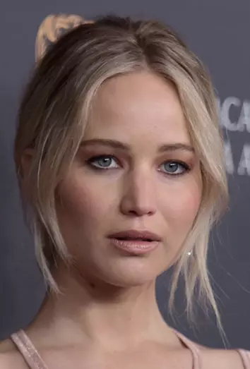 Cael gwefusau noethlymun perffaith fel Jennifer Lawrence