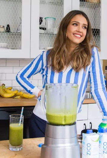 Jessica Alba ug natural nga juices