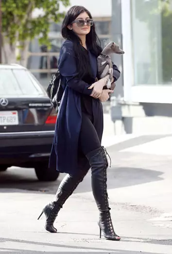 Si Kylie Jenner at ang kanyang eleganteng Italian greyhound.