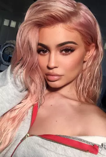 Kylie Jenner rožinio aukso plaukais