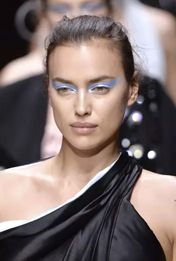 Colur glas eithafol: harddwch eich llygaid fel Irina Shayk