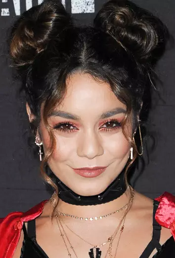 Vanessa Hudgens, mat Make-up a roude Téin