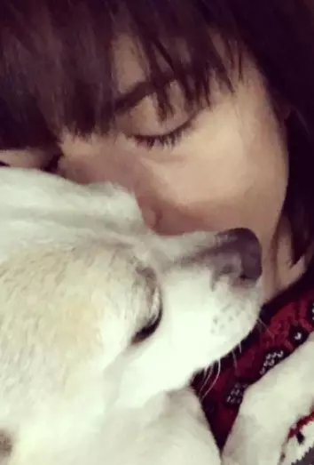 Maile ta'uta'ua: Ducky, le chihuahua fefiloi a Selma Blair