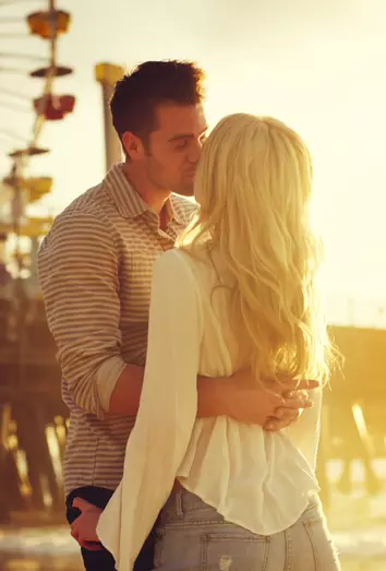 ferris wheel couple