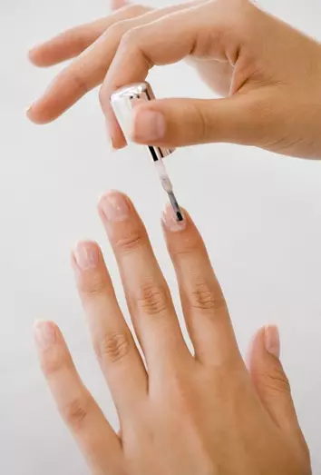 Manicura exprés: així de fàcil es pinten les ungles ràpid