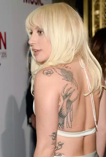 Lady Gaga kaj ŝiaj belaj tatuoj