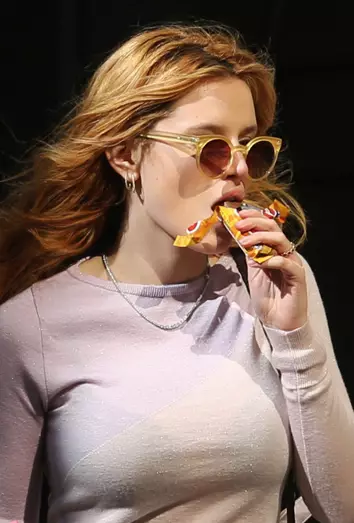 Bella Thorne spiser sjokolade