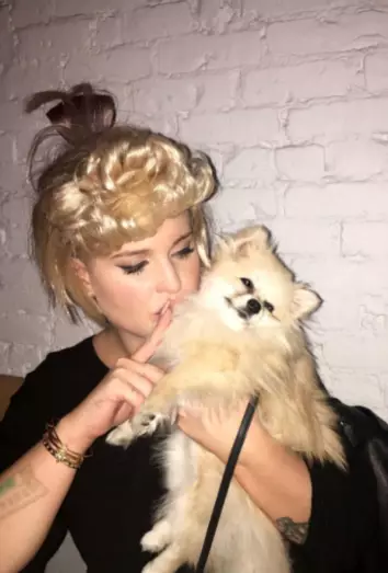 Mga Celebrity Dogs: Polly, Elegant Pomeranian ni Kelly Osbourne