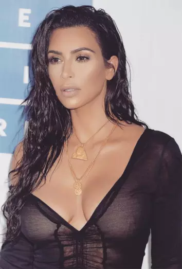 Kim Kardashianning plyajdagi sochlari