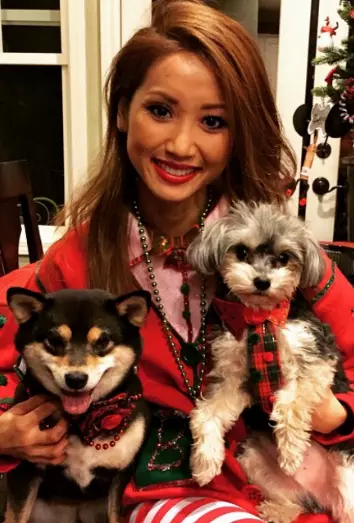 Brenda Song និងឆ្កែគួរឱ្យស្រឡាញ់ពីរក្បាលរបស់នាង