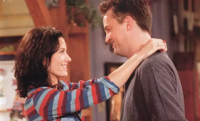 Gwersi cariad gan Monica a Chandler yn Friends