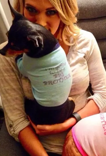 Carrie Underwood optræder sammen med Ace, en af hendes adopterede hunde.