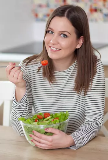 きゅうりやその他の水分補給野菜を食べる