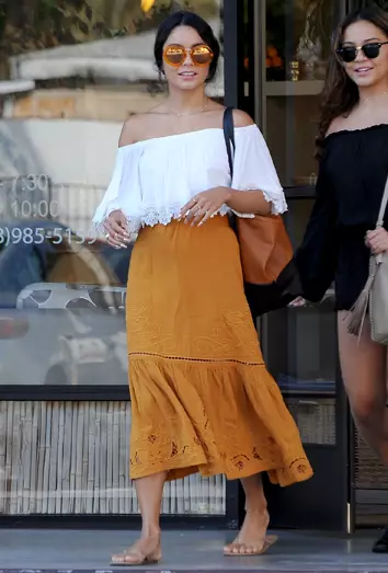 Ipakita ang mga abaga sama ni Vanessa Hudgens nga adunay bardot neckline blouses