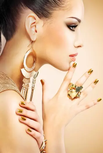 trendy gold nails