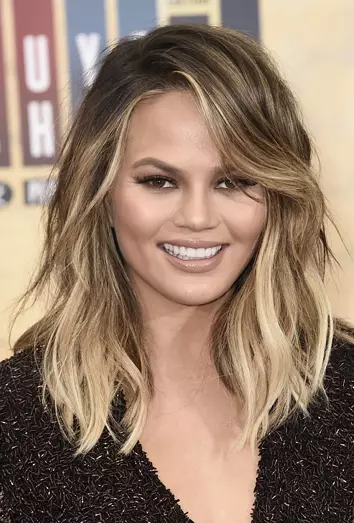 Chrissy Teigen जैसे स्वैग हेयरकट का लाभ उठाएं