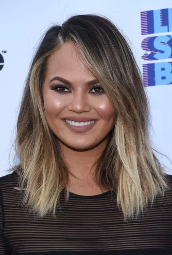 ماڈل Chrissy Teigen کی طرح میک اپ کے ساتھ اپنی ناک کو تیز کریں۔