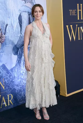 Emily Blunt tarafından giyilen fırfırlı Valentino elbisesine göz atın