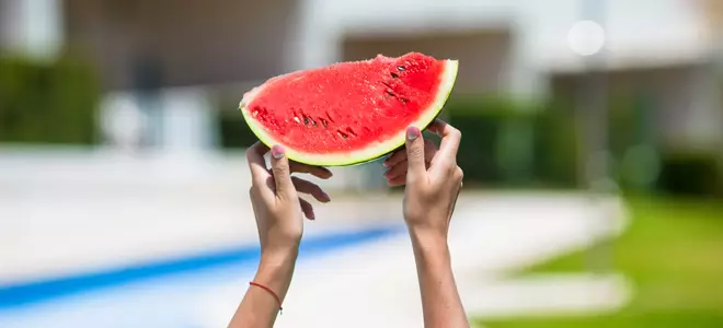 Watermelon and other foods against fluid retention