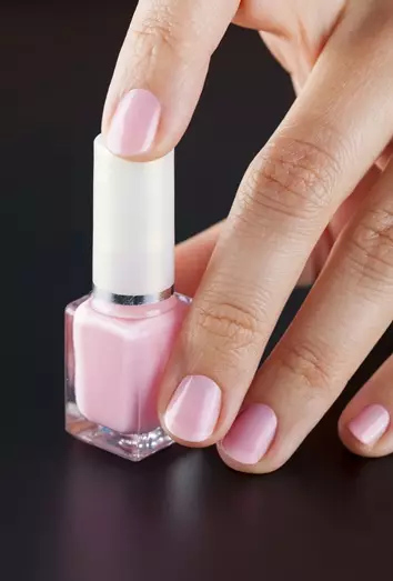 Funga enamels vizuri na hila zingine rahisi za manicure