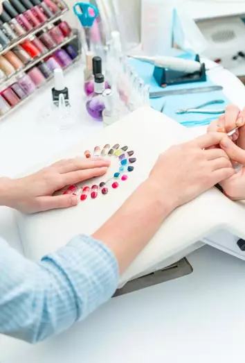 Co powinieneś wiedzieć przed pójściem do centrum manicure