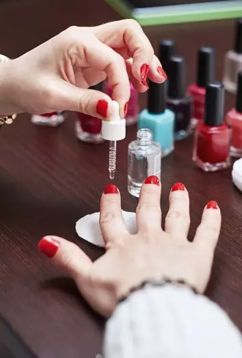 Tricks, um Ihre Nägel zu lackieren