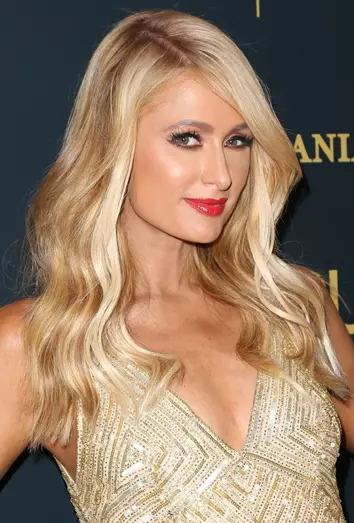 Makijaż Paris Hilton na złotą sukienkę