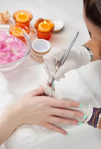 Manicure: wat binne 3D-nagelborstels en hoe kinne jo se brûke