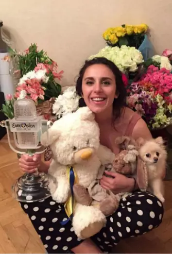 Jamala merayakan penghargaannya sebagai pemenang Kontes Lagu Eurovision 2016 dengan Pomeranian Badu .-nya