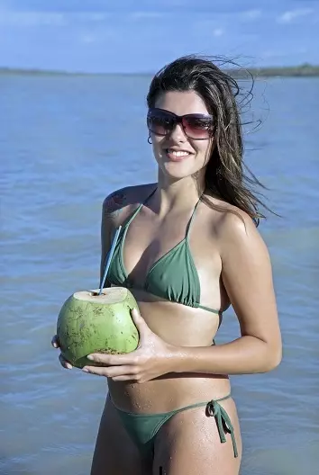 Karakteristikat e ujit të kokosit në dietë