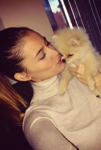 Desiré Cordero memeluk Noa, Pomeranian kecilnya