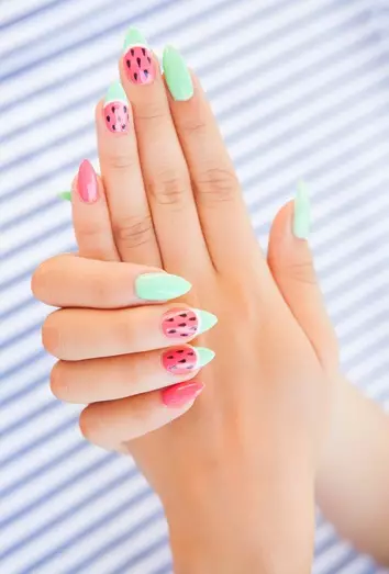 Watermelon manicure cov kauj ruam