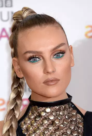 Perrie Edwards와 같은 메이크업으로 파란 눈을 강조 표시하십시오.