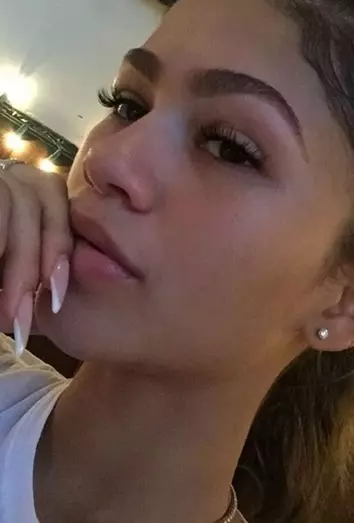 Ang French manicure ni Zendaya